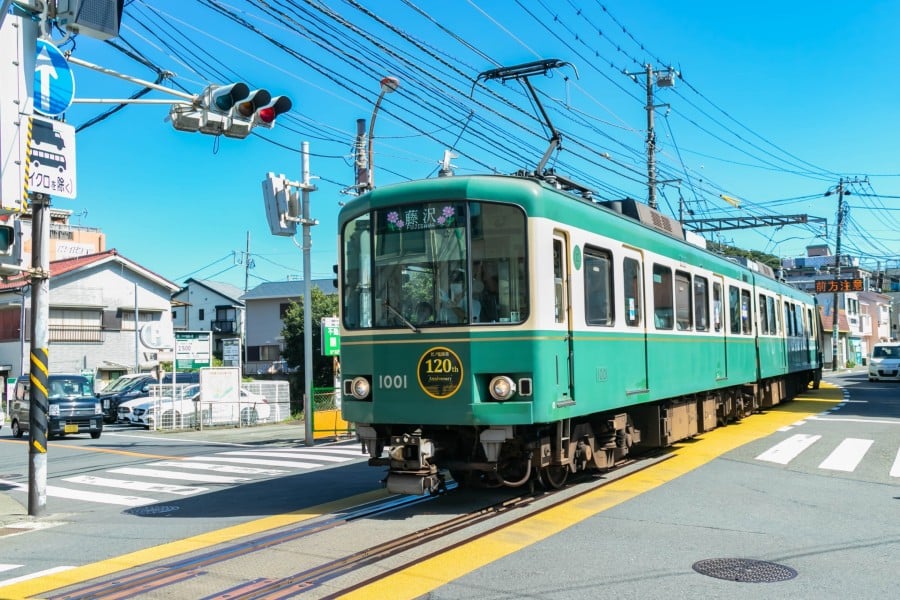 江ノ電が71年ぶりの「ダイヤ改正」に踏み切ったワケ 発車時刻は「12分間隔 → 14分」で苦情出ないのか | Merkmal（メルクマール） - (2)