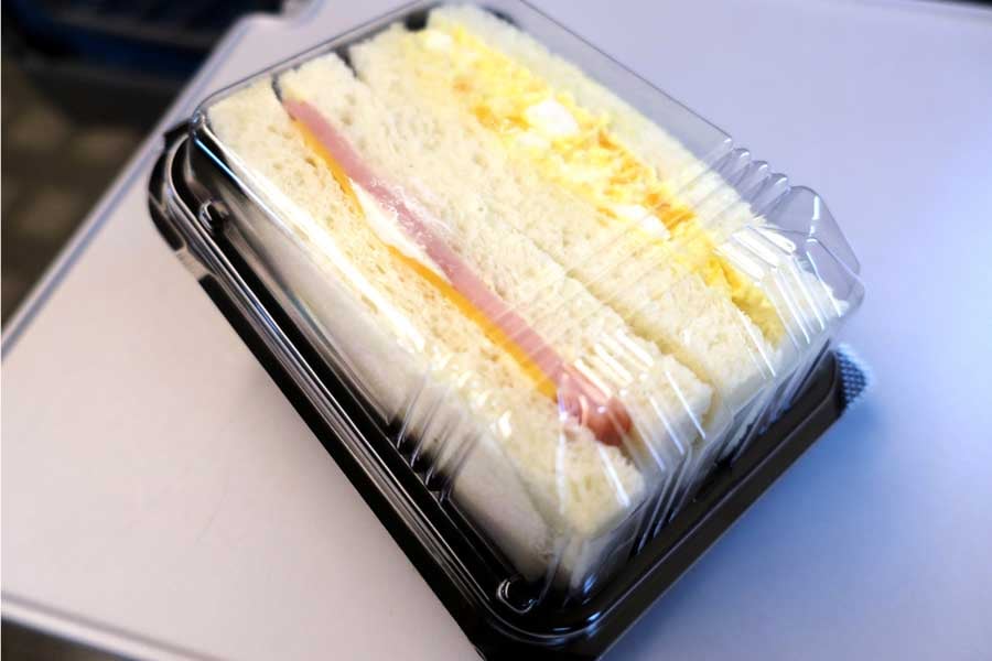 なぜ鉄道の「車内販売」は次々廃止されるのか？ コスト削減と利便性のジレンマ、狭間で揺れるサービスの行方とは | Merkmal（メルクマール） - (3)