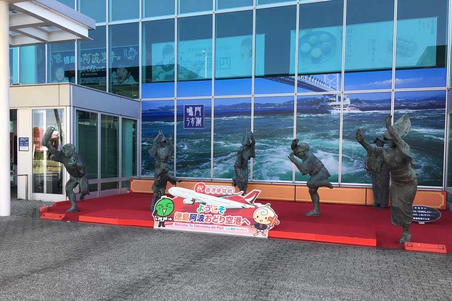 なぜ今、地方空港は「キャラ愛称」に賭けるのか？──鳥取「コナン空港」は来場者42万人を集客、大分「ハローキティ」が目指す“脱・通過型”の秘策 | Merkmal（メルクマール） - (3)