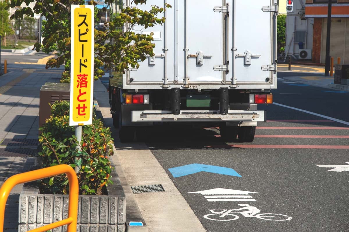 自転車レーンは「路駐」で機能不全！ 車道走行ルールの適用目前でも整備が追いつかない現実 | Merkmal（メルクマール） - (2)