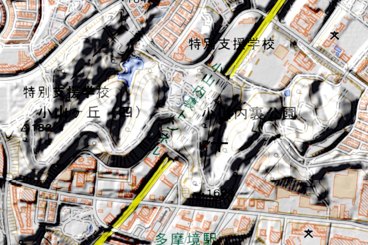 激しすぎる蛇行！ 町田・八王子の境界に残る「戦車道路」をご存じか | Merkmal（メルクマール） - (4)