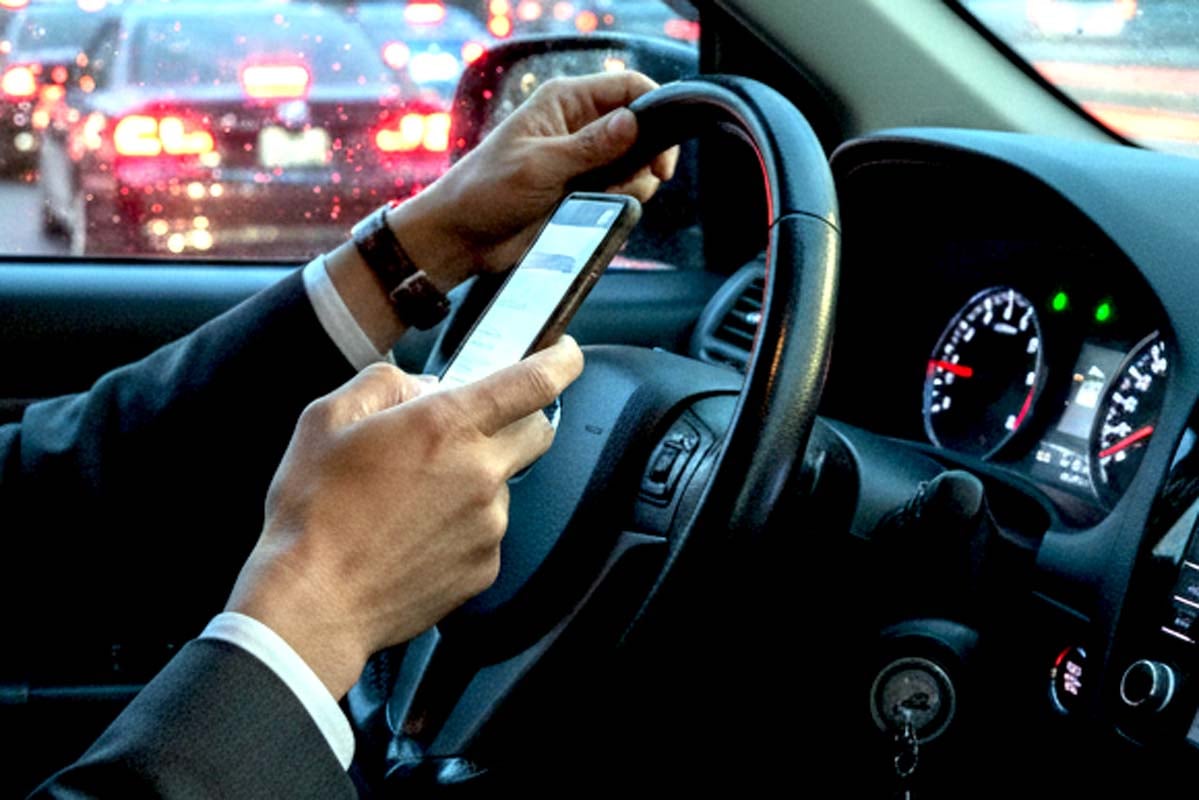 死亡事故率3.7倍──なぜドライバーは「片手運転」の危険性に気づきにくいのか？ | Merkmal（メルクマール） - (4)